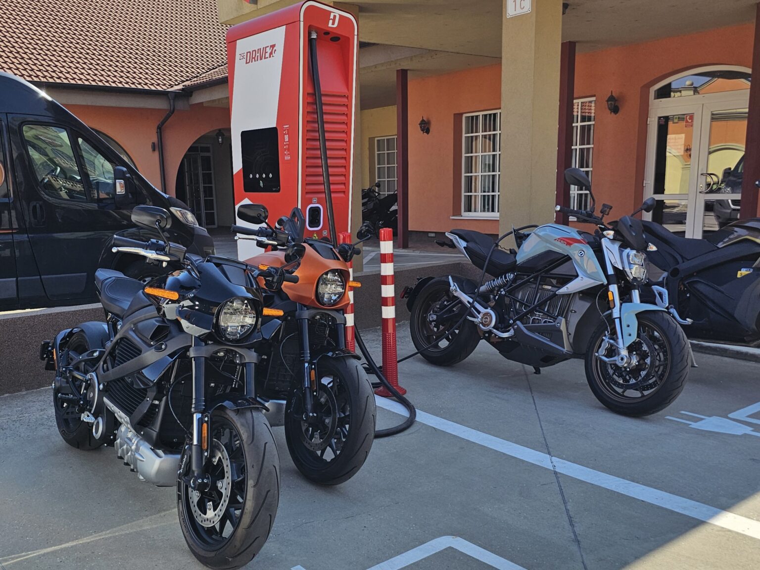 ZSE otvorilo prvé nabíjacie miesto pre elektrické motorky